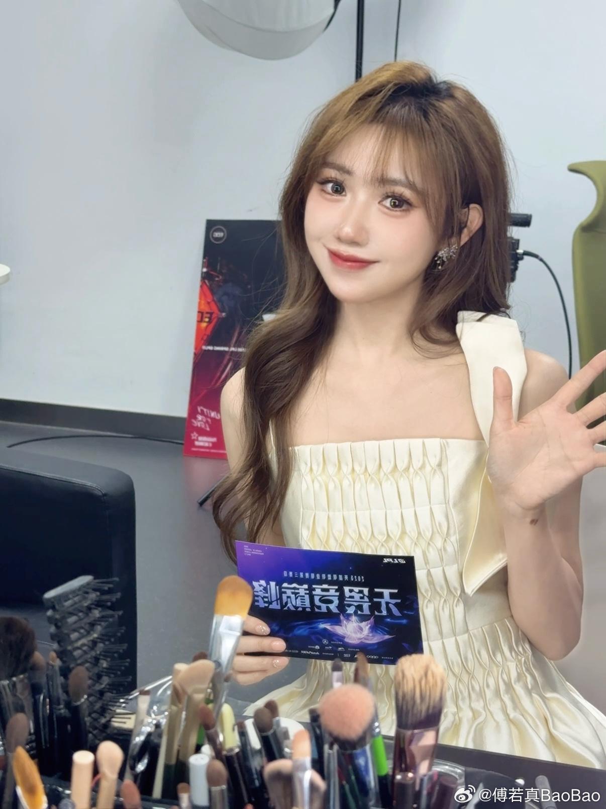 LPL主持BaoBao晒照：骑士之路🗡️🛡️