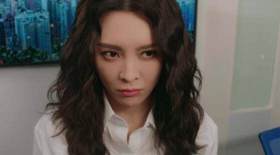 TVB花旦分手后新剧首播！演浮夸剩女获赞有新鲜感！表情动作180 度大转变