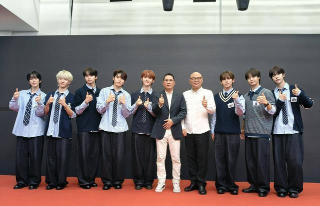 YUHZ组合出道全球记者会韩国举行 成员亮相发展备受期待