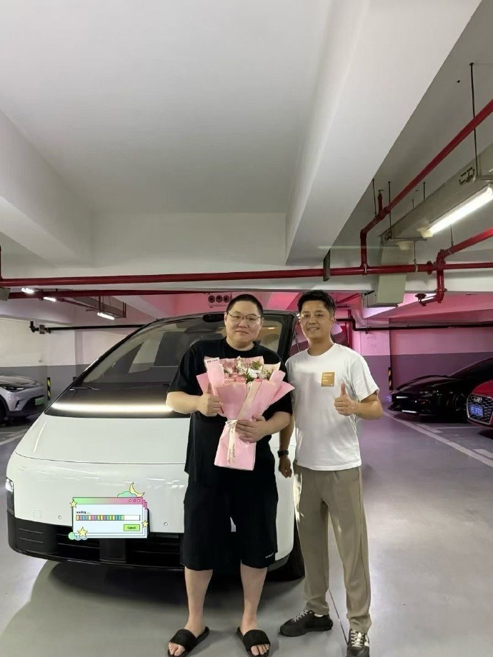 LOL前职业选手PDD喜提理想MEGA 人皇SKY也买了L9