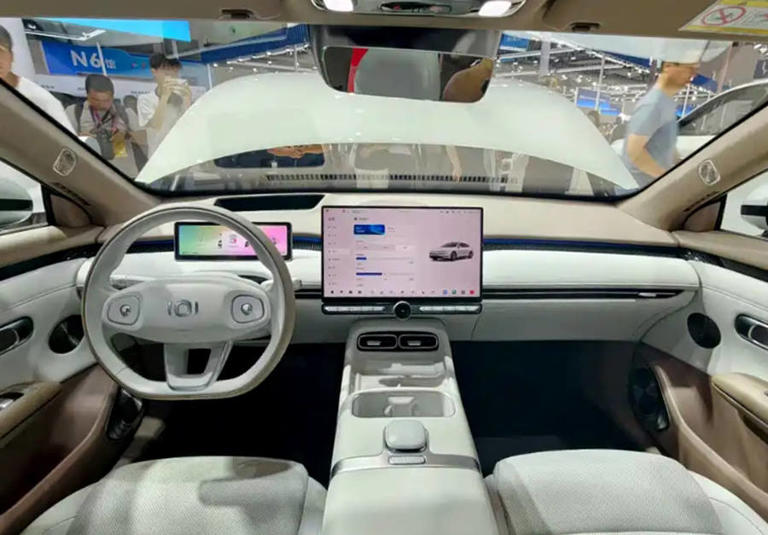 长安启源双车齐发：全新Q05小型SUV亮相 启源A06内饰首秀共拓新能源市场