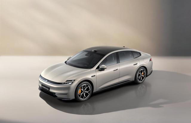 长安启源A06首秀 同级最大前备厢远超Model3和小米SU7