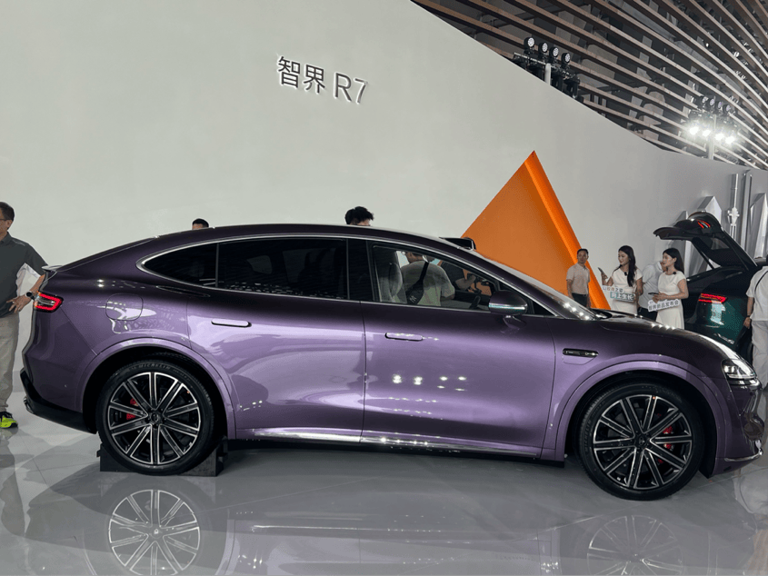 鸿蒙智行秋季发布会：问界M8 EV、智界R7/S7等多款新车震撼登场