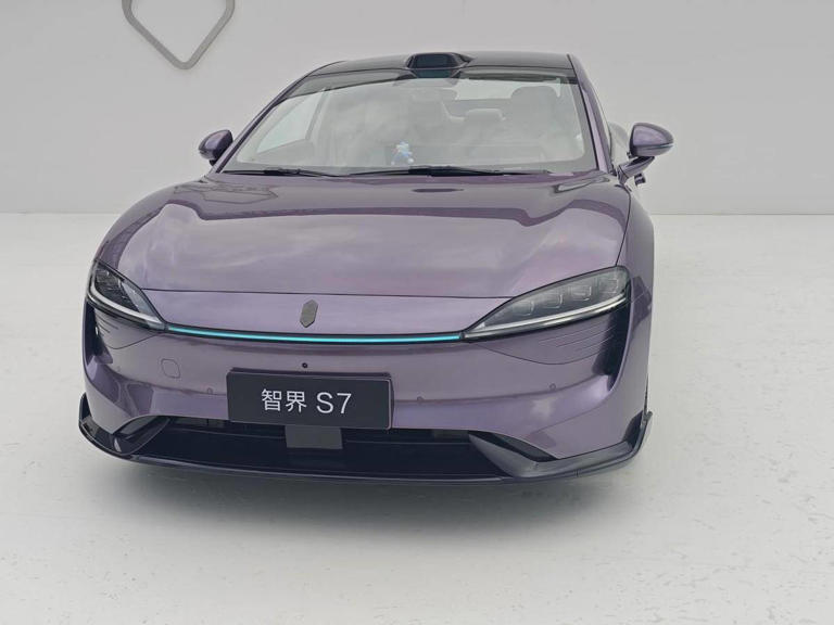 新款智界R7/S7上市，问界M8纯电版35.98万起，鸿蒙智行爆猛料