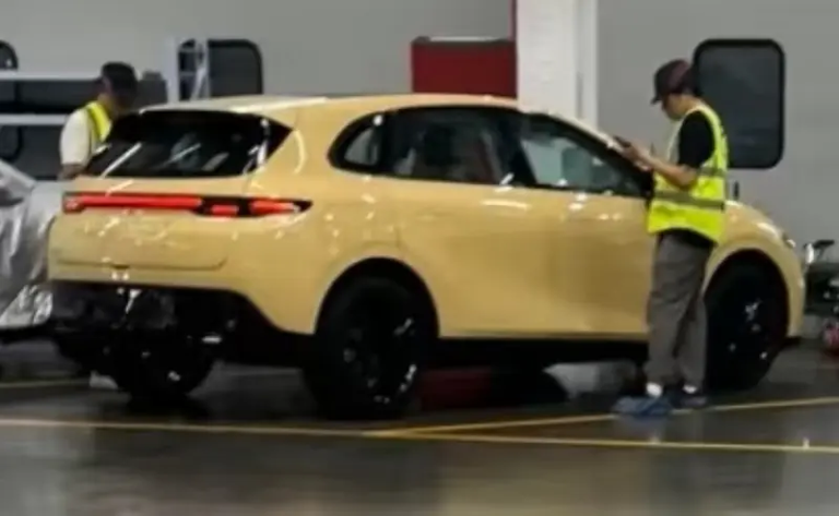 零跑 Lafa5 官方伪装照公布，9 月 8 日慕尼黑车展全球首发亮相