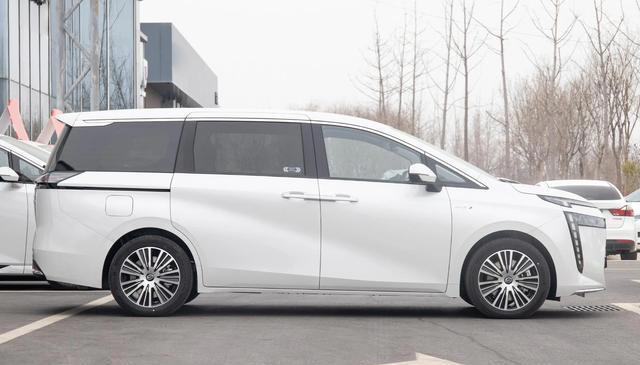 20万级MPV，25款传祺E8 PHEV，轴距2930mm，续航1200km