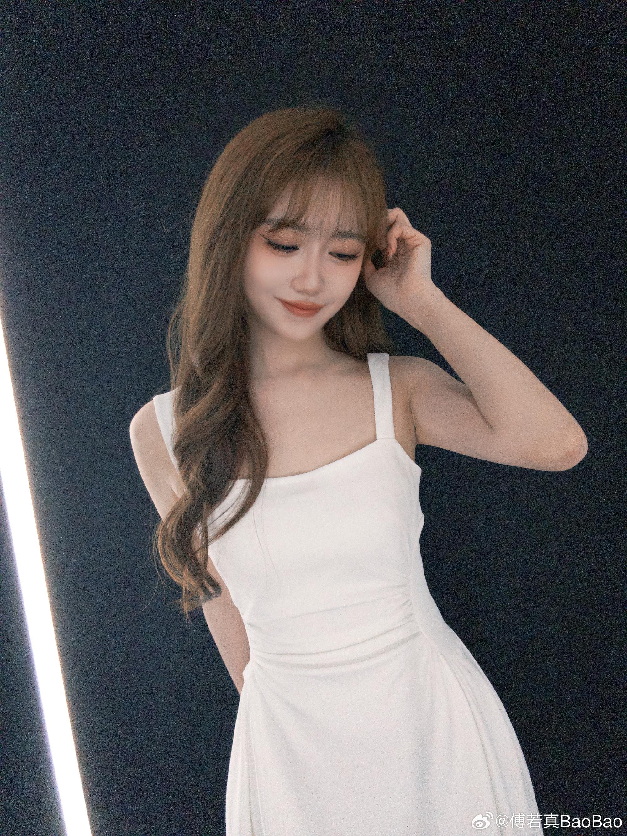 LPL主持BaoBao傅若真晒照：片段🧩