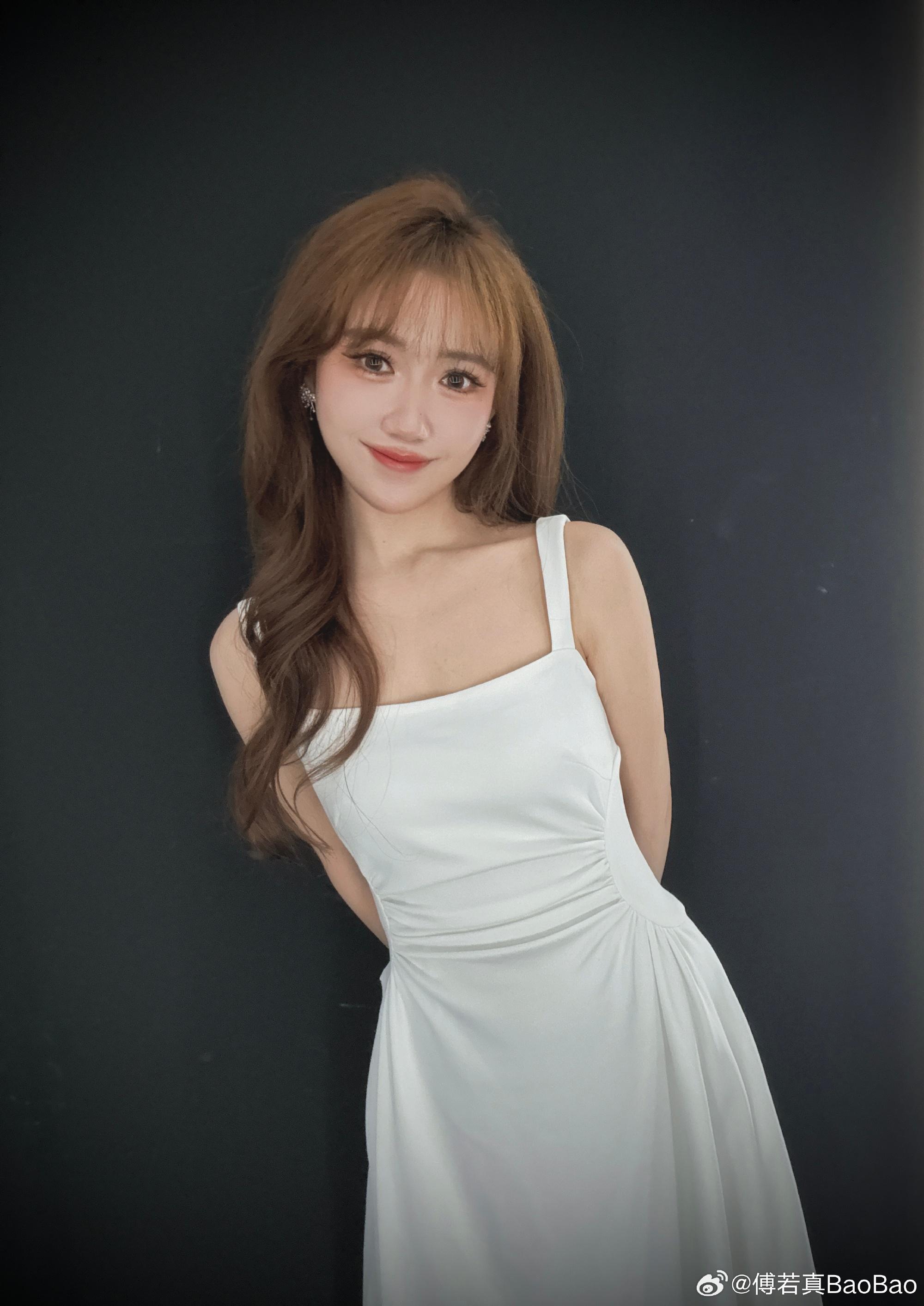 LPL主持BaoBao傅若真晒照：片段🧩