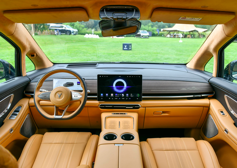 800V混动平台+63度大电池，2026款岚图梦想家实车亮相