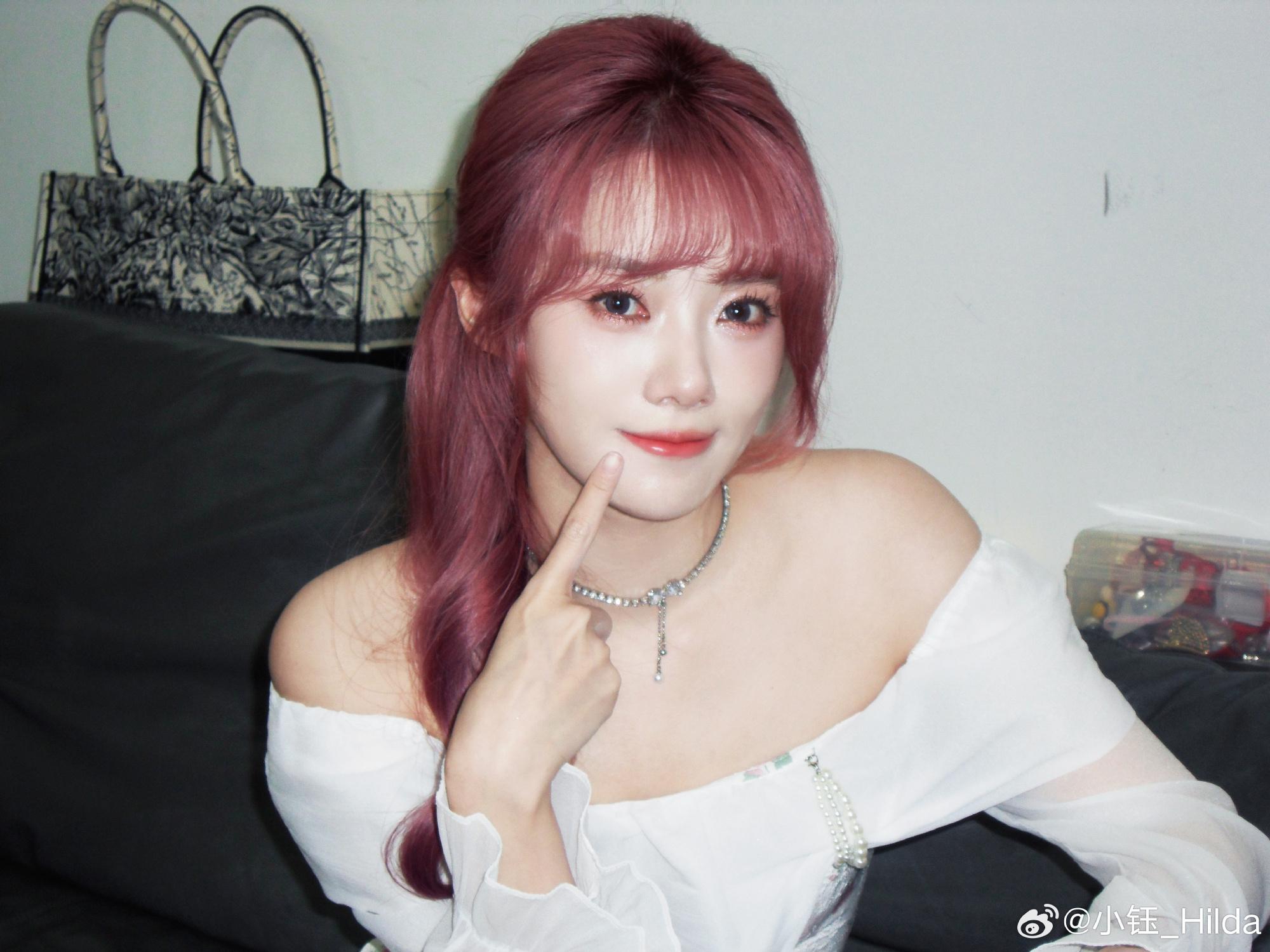 LPL主持小钰晒照：粉色温油鱼鱼又上线了