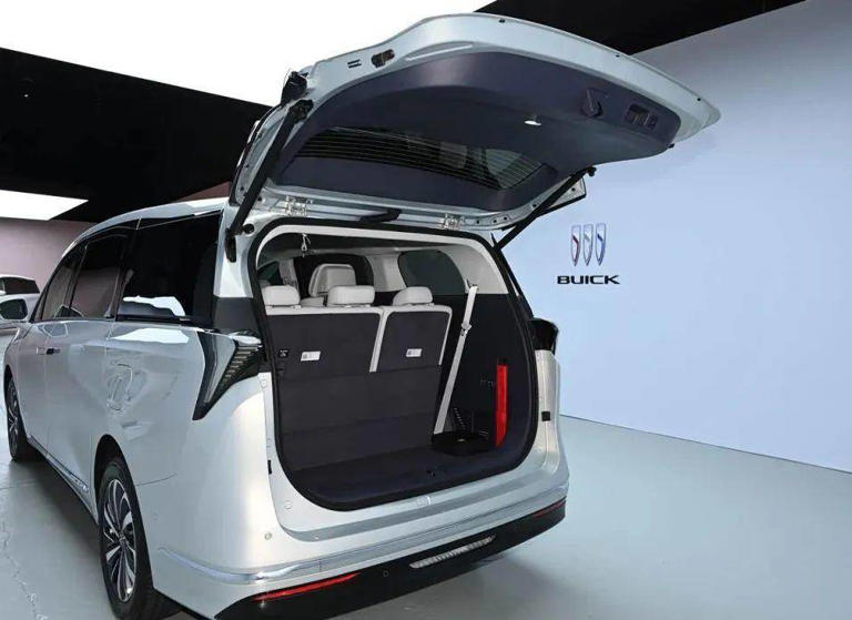 新款别克GL8陆尊PHEV上市，综合续航达1450km，腾势D9不香了