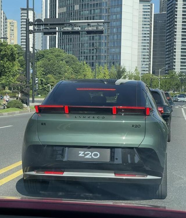 神秘领克Z20新车色现身，这抹绿能否成为车界新潮流焦点？