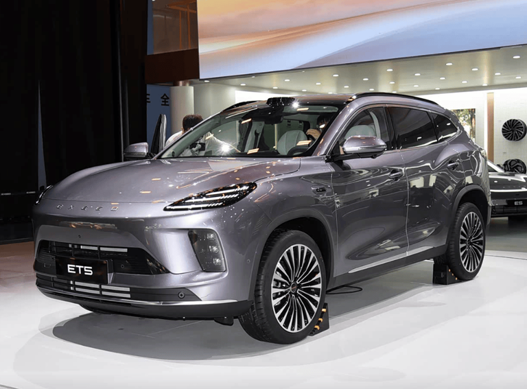 星途星纪元ET5成都车展惊艳亮相：溜背轿跑造型搭配L2级智驾系统