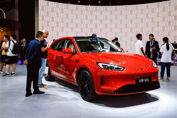 问界新M5 Ultra车展炫彩登场，跃影红引领20万级智能SUV新风潮