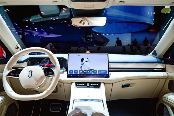 问界新M5 Ultra车展炫彩登场，跃影红引领20万级智能SUV新风潮