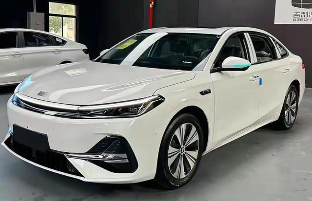 表弟糊涂啊，9万多的吉利银河A7不买，买长安UNI-V，我实在看不懂