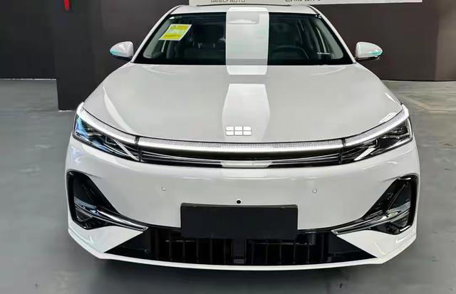 表弟糊涂啊，9万多的吉利银河A7不买，买长安UNI-V，我实在看不懂