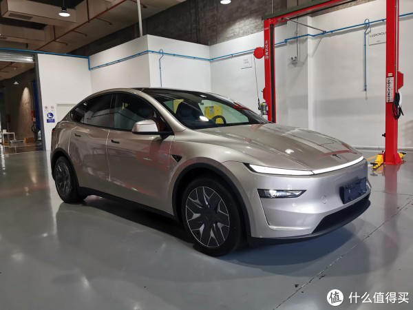 近距离实拍Model Y L：360度看六座纯电标杆的细节质感