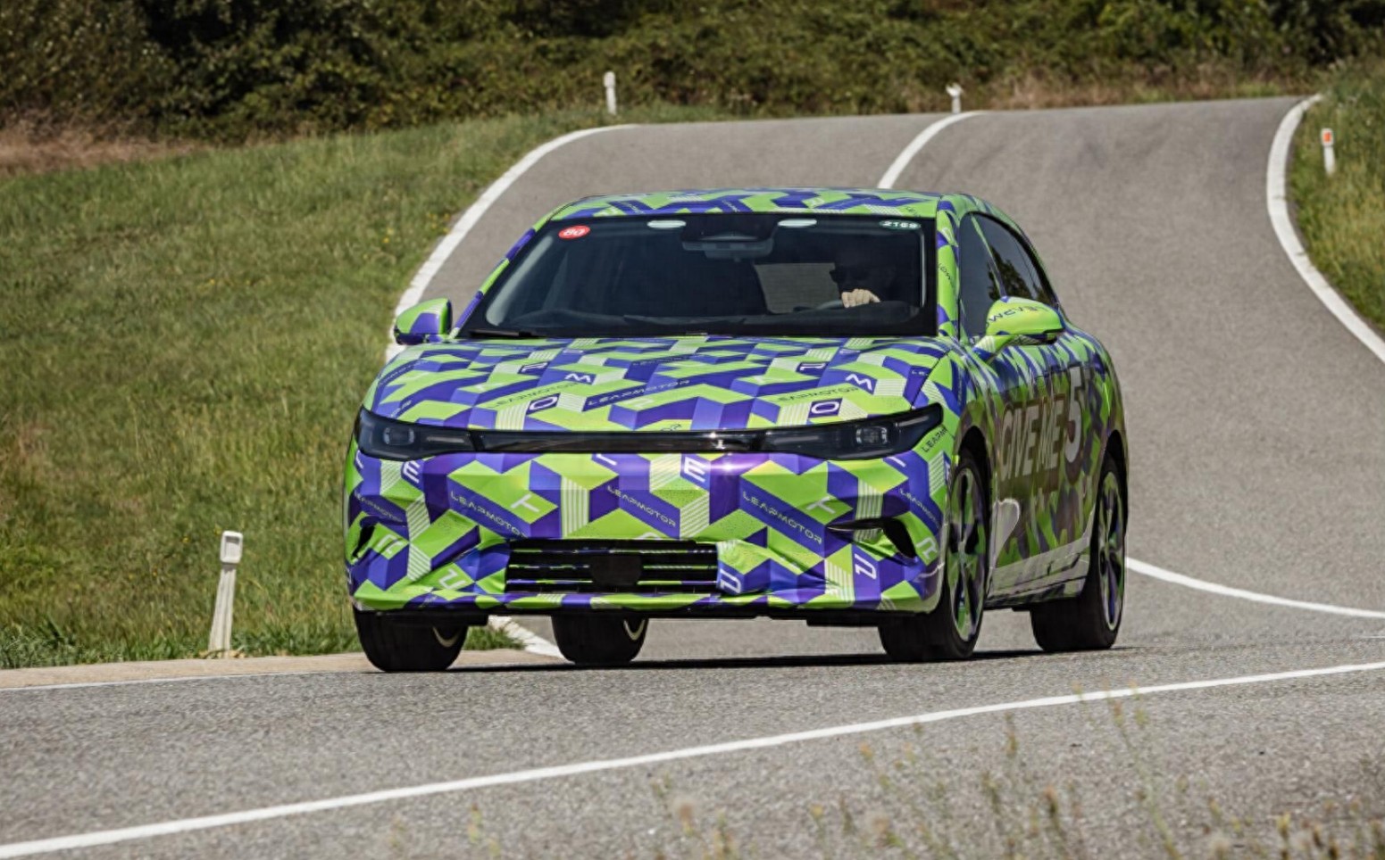 零跑Lafa5伪装车谍照曝光，9月8日慕尼黑车展亮相！