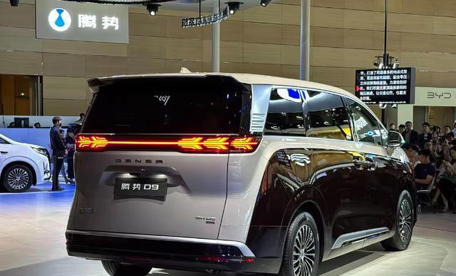 腾势D9新车型上市！多种车型可选，售价30.98万元起