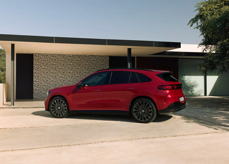 奔驰GLC EV慕尼黑车展前夕亮相，800V架构+713km续航，快充10分钟跑300km