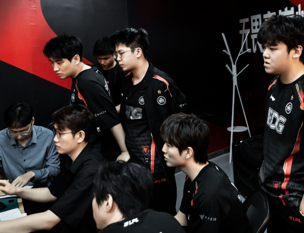 EDG教练：打iG这场我觉得选手们都尽力了，我们是站着死的