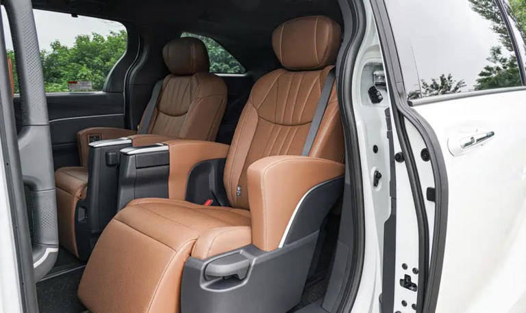 新款丰田赛那32.48万起售，真不如看看GL8陆尊