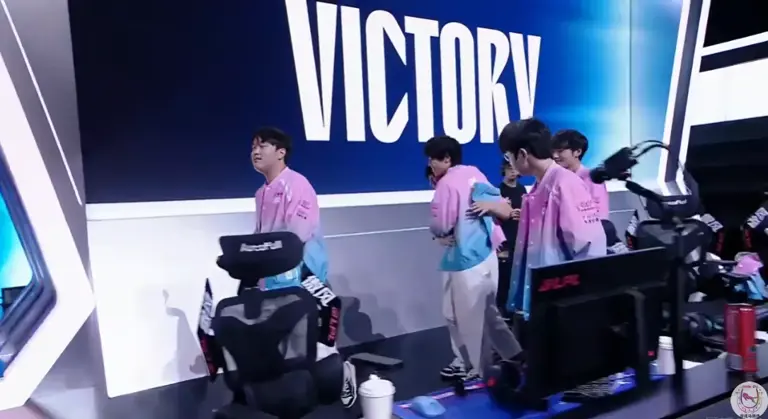 LPL：BLG击败TES晋级决赛和S15！ON赛后激动拥抱Shadow