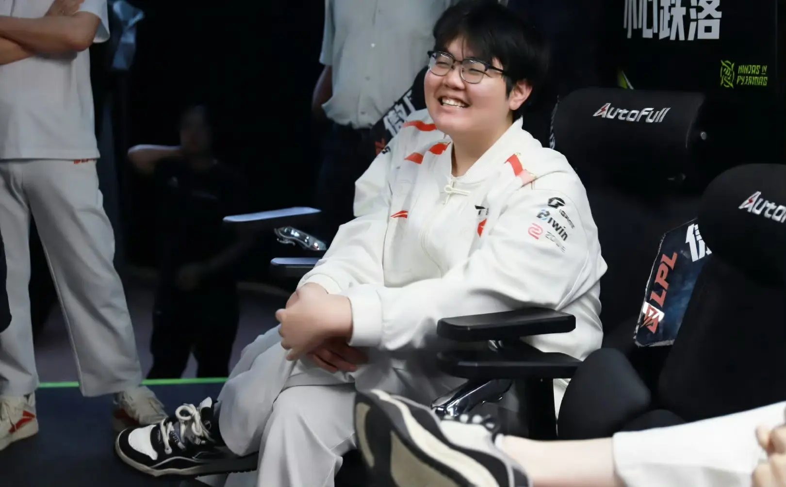 LPL最强全华班晋级S15！全员预定冠军引热议，369刷新耻辱下限