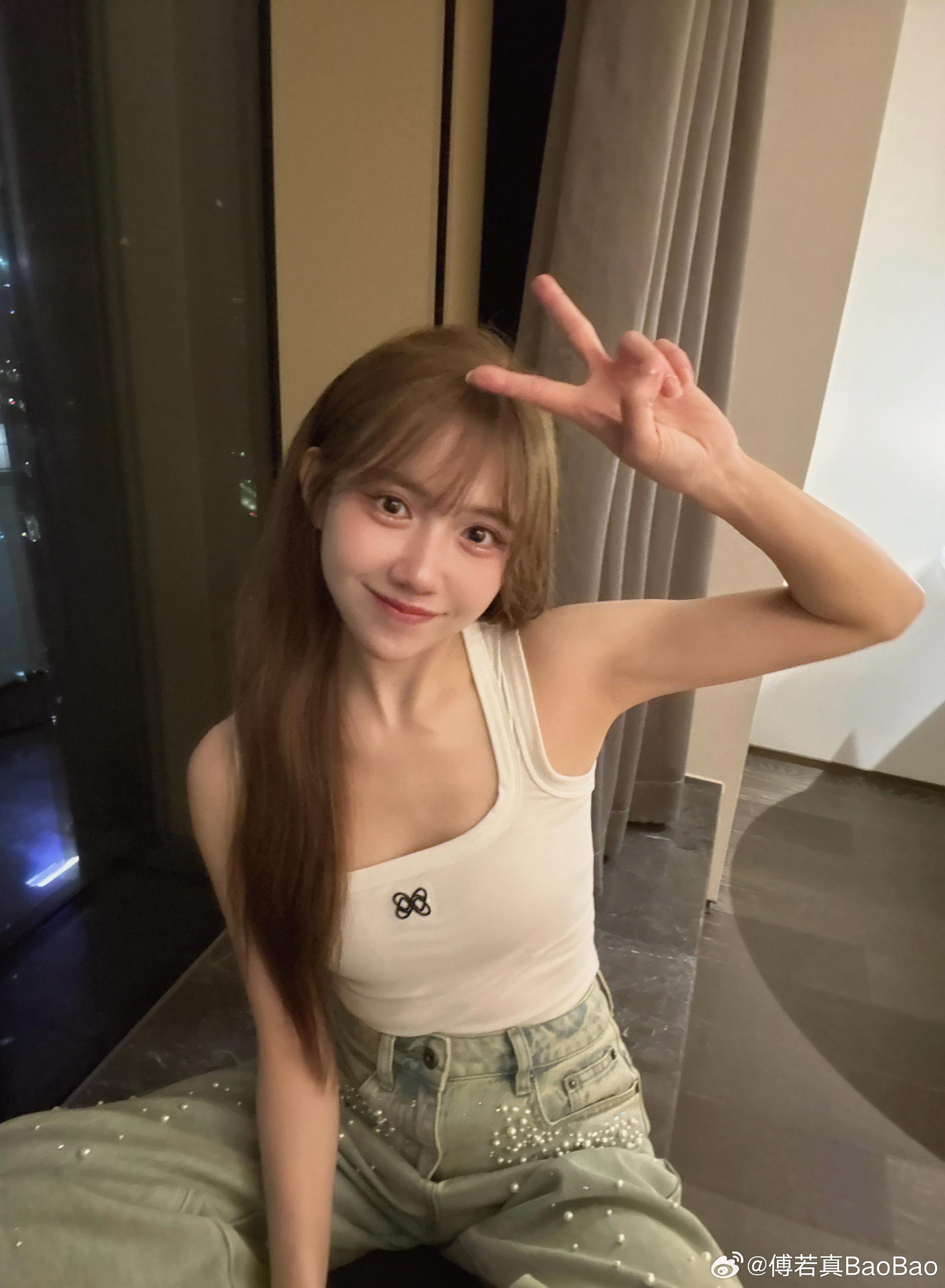 LPL主持BaoBao傅若真晒照，并配表情： 🏻