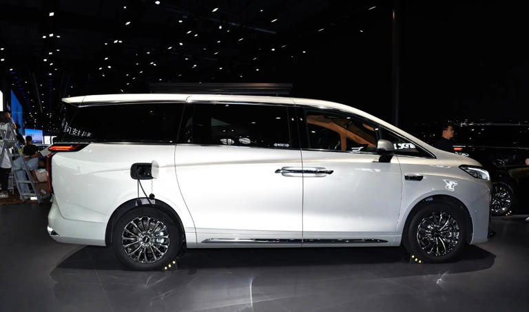 国产又一款全新MPV，28.98万，专为家庭用户打造，续航能跑1000km