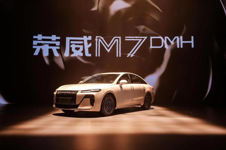 荣威M7 DMH上市，以“三板斧”切入中大型混动轿车市场