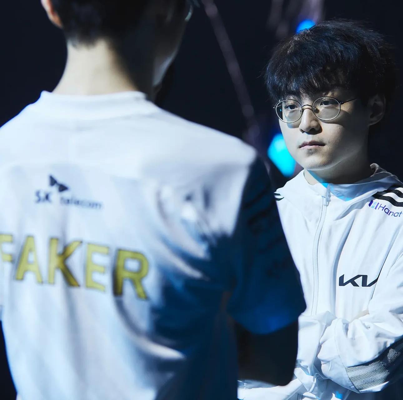 T1对战DK赛前，LOL官方分享ShowMaker & Faker并配文：今天