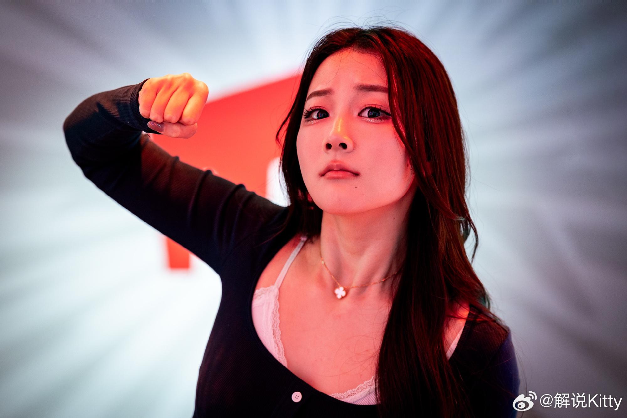 前LPL英文流解说Kitty晒照：嗨LEC～ 👊( ̀_ ́)