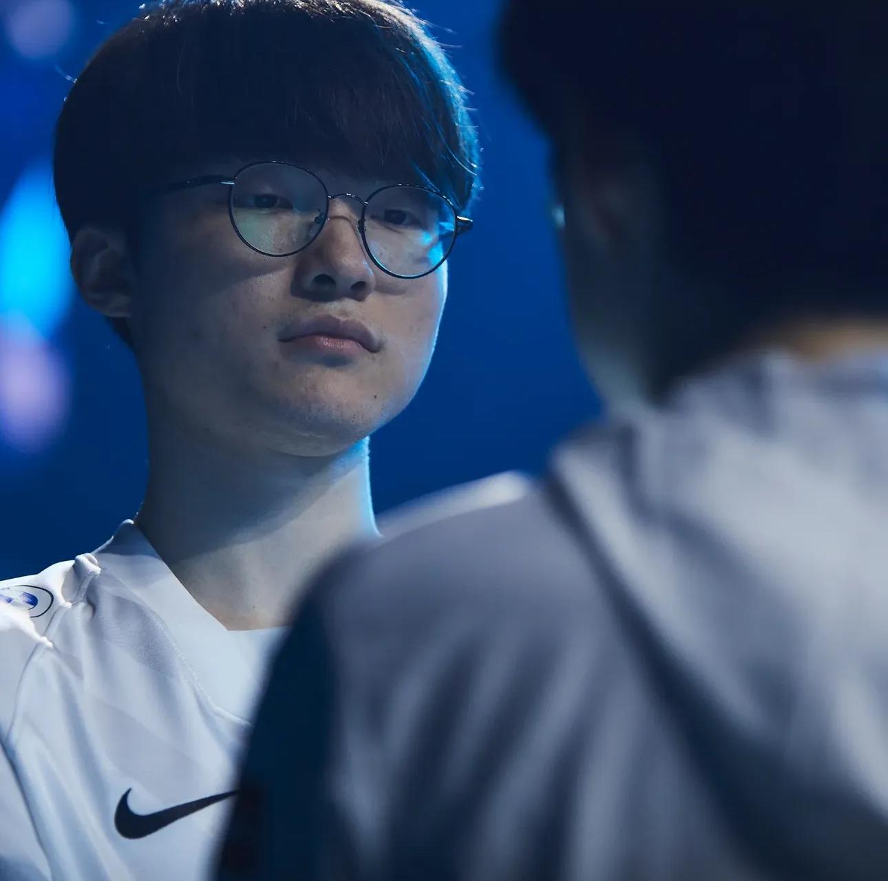 T1对战DK赛前，LOL官方分享ShowMaker & Faker并配文：今天