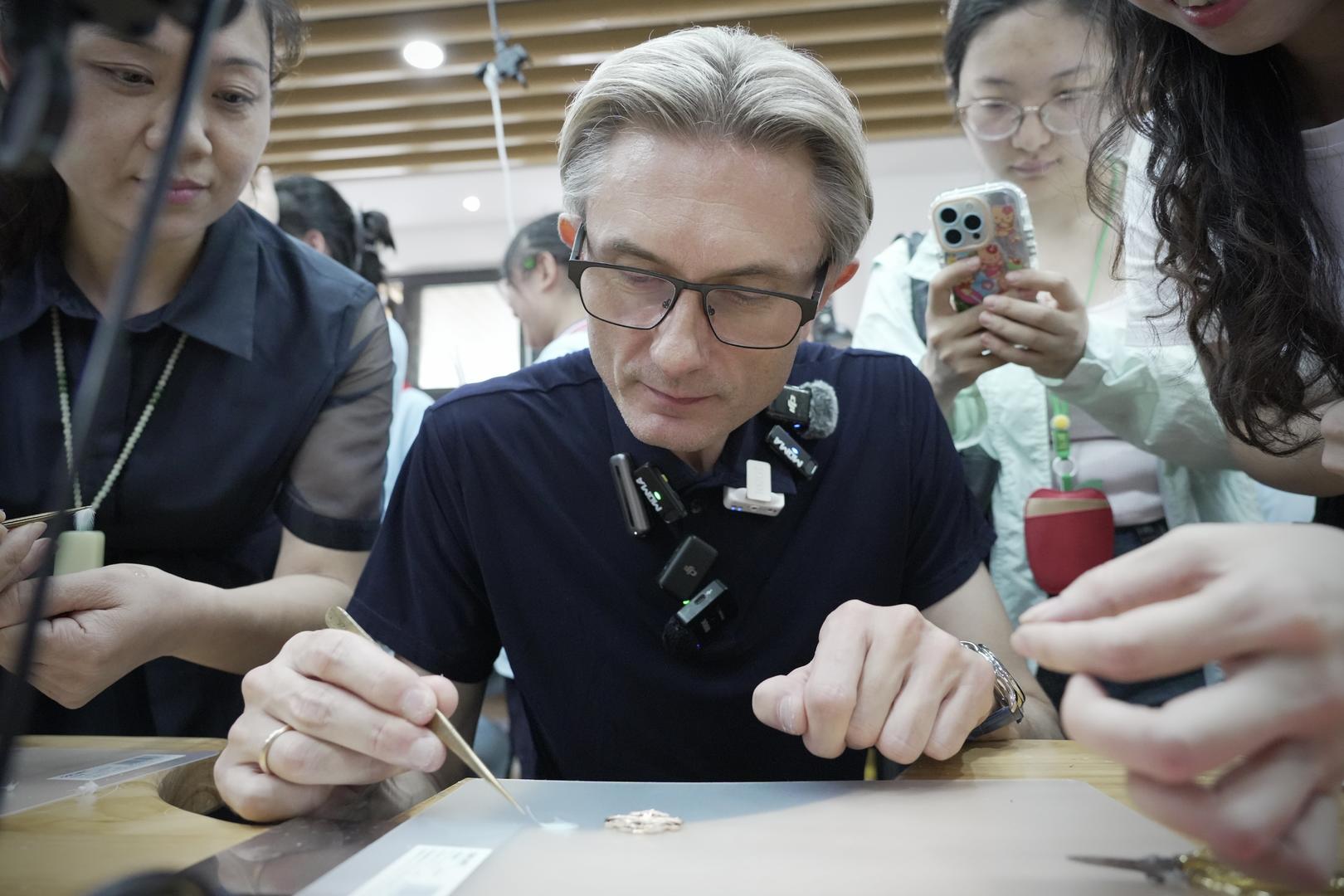 “九头身裁判”谢尔盖在成都小学“破防”：做点翠比跳舞难多了！