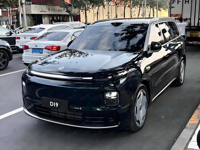 想买大型SUV的有福了！零跑D19定档10月16日发布，或售25-30万