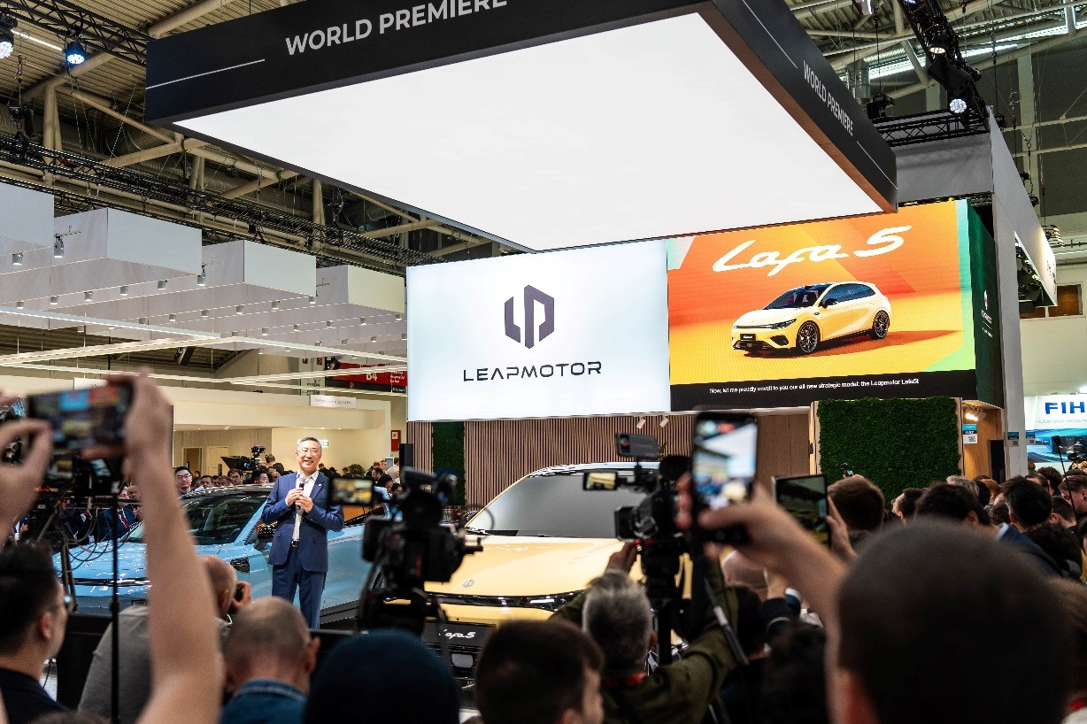 零跑Lafa5全球首秀：Z世代的第一台“拉风轿跑”来了