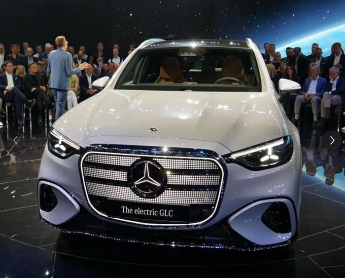 奔驰GLC EV震撼发布，942颗LED格栅+39英寸巨屏，2026年国产加长