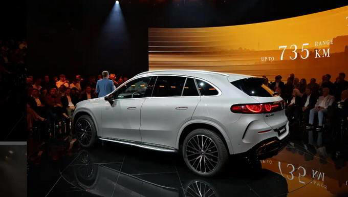 奔驰GLC EV震撼发布，942颗LED格栅+39英寸巨屏，2026年国产加长