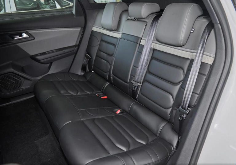 15万降到9万多！1.6T+8AT+魔毯底盘，颜值法系中级车