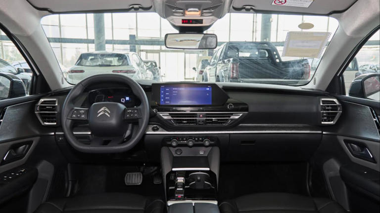 15万降到9万多！1.6T+8AT+魔毯底盘，颜值法系中级车