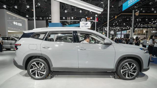 合资中型SUV压到10万内，捷达VS8空间是不小，但祖传1.4T