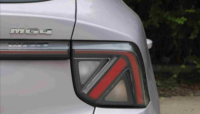 名爵MG4低价杀入纯电战场，6.58万的纯电车，硬刚吉利比亚迪