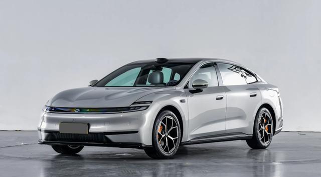 全新启源A06亮相，6C闪充+车载双层冰箱，后排据说还有惊喜