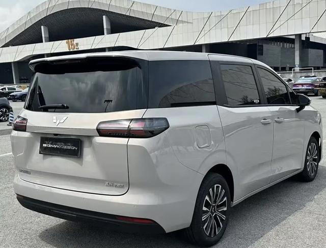 五菱全新银标MPV！五菱星光730再度露面，长4米91，三种动力可选