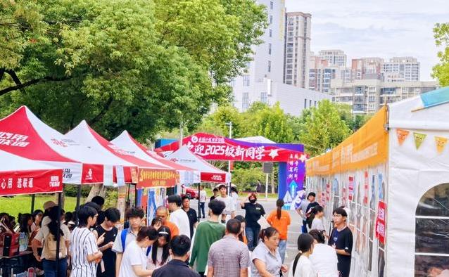 新生报到遇汉服机器人，智能导航超贴心，陪娃玩乐笑不停