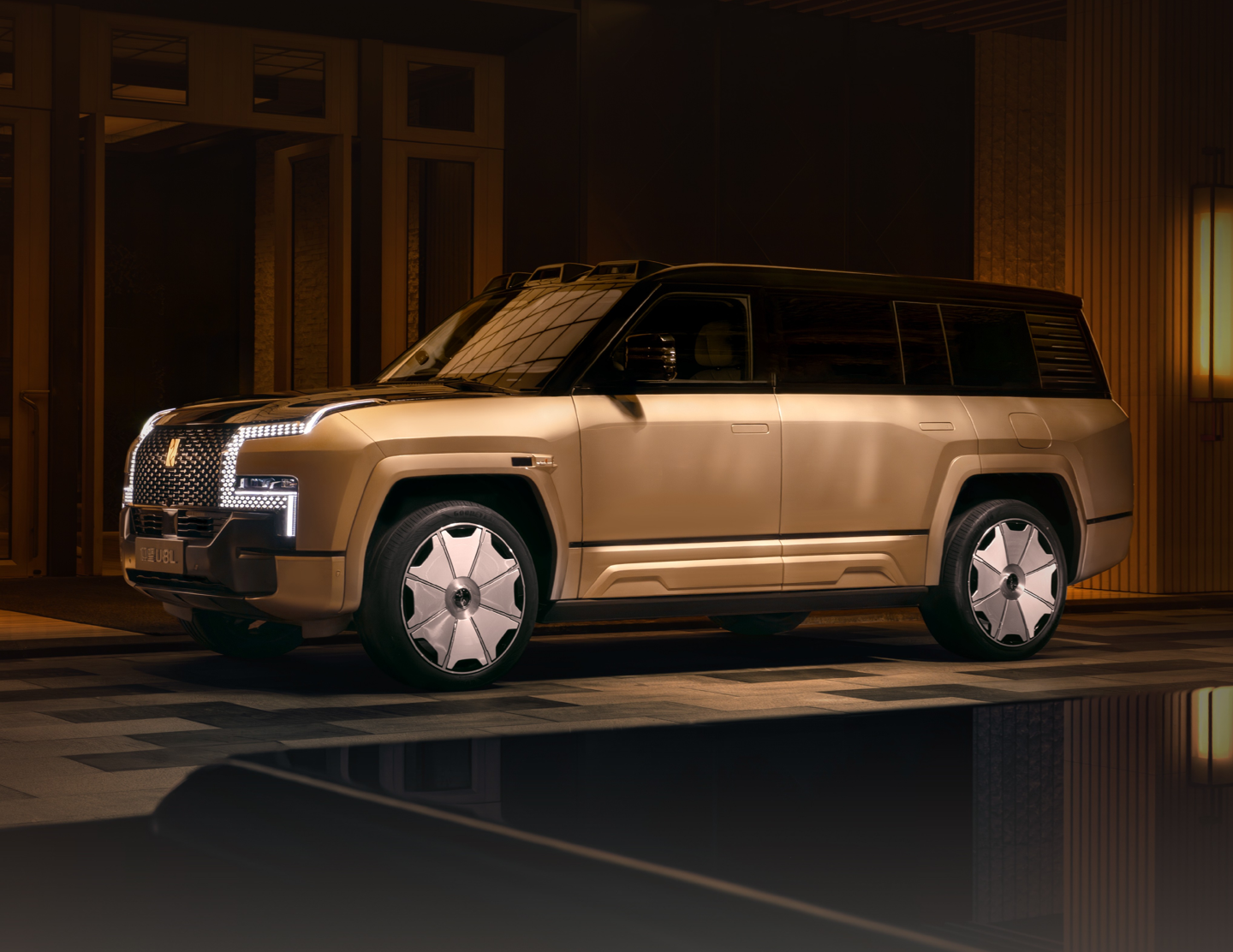 仰望U8L鼎世版全尺寸行政豪华SUV上市：128万元起，9月底交付