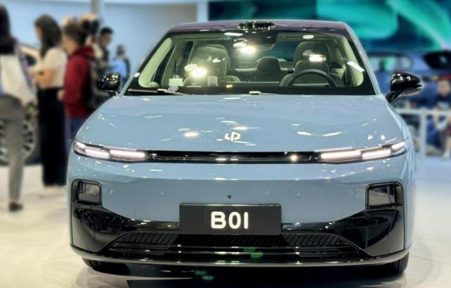 成都车展零跑 B01 万台交付 + B10 新色 ，女性用户占比超 40%