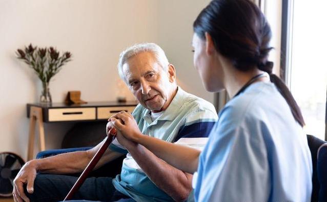 78岁大爷爬楼喘不上气，肌肉流失比想象快，救命招数藏在这